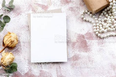 로맨틱 한 자연 부드러운 배경 깨끗한 엽서와 마른 잔디와 꽃의 나뭇 가지 상단 보기 클로즈업 및 복사 공간을 제공합니다 결혼식 및 선물 기금 0명에 대한 스톡 사진 및 기타