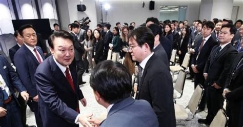 尹 청계천·영천시장 이어 용산 기자실 깜짝 방문