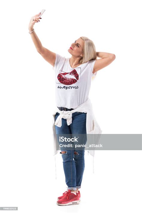 스마트 폰으로 셀카를 찍는 캐주얼 한 옷을 입은 자신감있는 평온한 현대 노인 측면 도면 50 59세에 대한 스톡 사진 및 기타 이미지 50 59세 Full Body