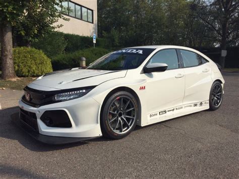 Roberto Colciago Quem pilotar o novo Honda Civic Type R TCR no próximo ano é um sério