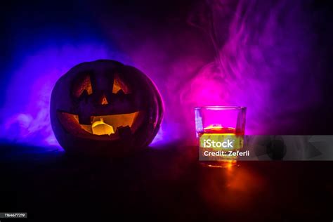 좀비와 어두운 톤 안개 배경에 얼음과 조각 얼굴과 위스키의 유리 할로윈 호박 장식 선택적 초점 고딕 양식에 대한 스톡 사진 및 기타 이미지 Istock
