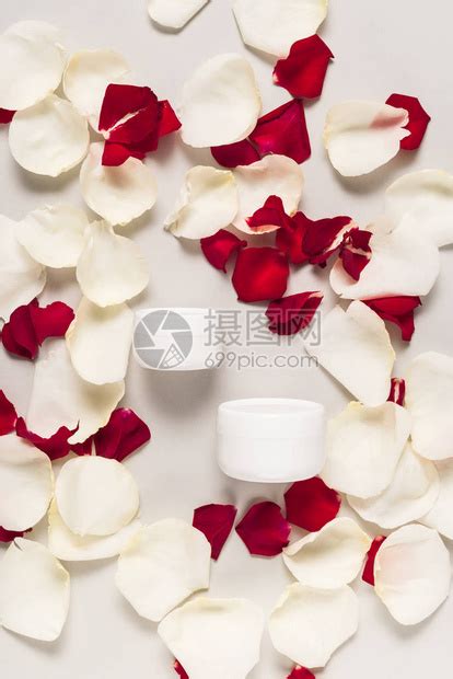 白玫瑰和红玫瑰花瓣上塑料容器中的有机奶油高清图片下载 正版图片503170172 摄图网