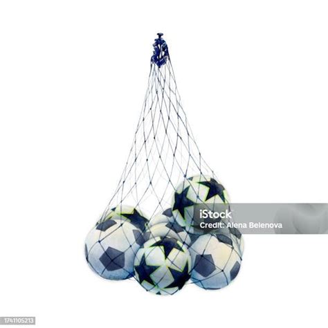 그물에 놓인 축구공의 수채화 그림 흑백 별과 오각형 흰색 배경에 분리된 축구공을 멋지게 칠했다 배경 화면 로고 배너 아이콘 카드 Championship에 대한 스톡 벡터