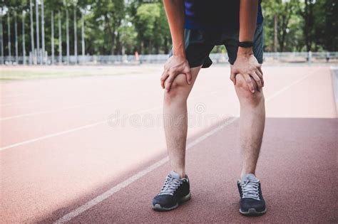 El Hombre Joven Del Atleta De La Aptitud Tiene Un Resto Durante Y