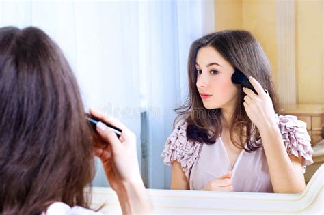 Portrait De Belle Jeune Femme Regardant Le Miroir Photo Stock Image