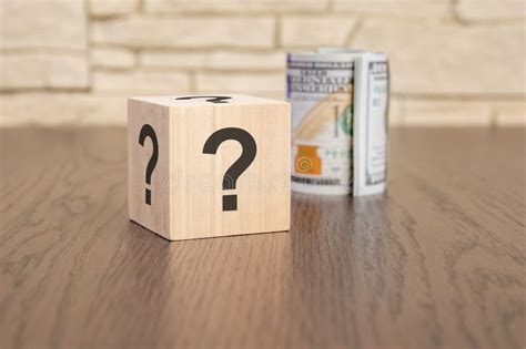 Cubo De Madera Con Signo De Interrogación Y Billetes De Un Dólar Sobre