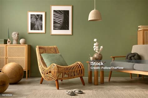 등나무 안락 의자 나무 Commode 모형 프레임 및 세련된 액세서리가있는 Modrern 거실 인테리어 디자인 템플렛 공간을