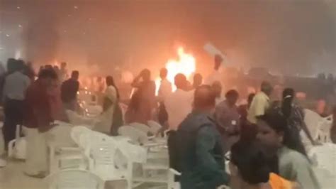 इधर दिल्ली में इजरायली बमबारी विरोध में धरने पर केरल सीएम उधर एक के