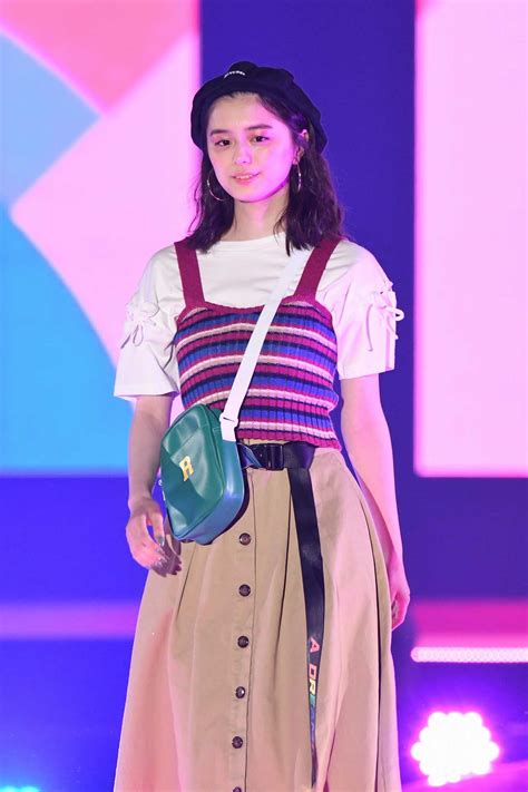 【写真 7157枚】飯豊まりえ：ランウエーで“ひょっこり” 創刊50周年のセブンティーンステージで笑顔ハジける Mantanweb