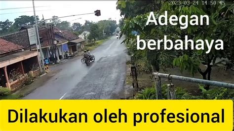 Viral Video Pemotor Nyaris Tabrakan Di Perempatan Ini Bikin Jantung Mau Copot Hot Liputan