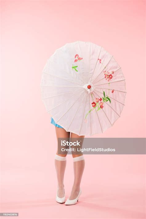 분홍색에 종이 우산을 들고 흰색 무릎 양말에 여자의 전체 길이 보기 가발에 대한 스톡 사진 및 기타 이미지 가발 만화 스타일 명랑한 Istock
