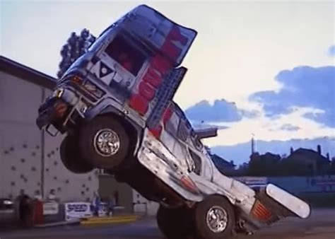 Video Semi Truck Stunts