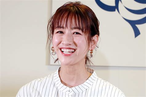 元テレ朝アナ・前田有紀、ミニブーケを手に笑顔 「お花が身近に」 Fumumu