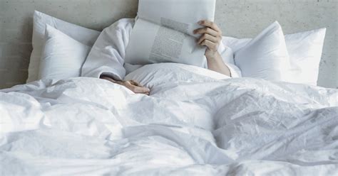 침대에 누워 책을 읽는 사람 사진 Unsplash의 동기 이미지