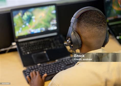 대학에서 비디오 게임 개발자가 되기 위해 공부하는 학생 여가활동 게임에 대한 스톡 사진 및 기타 이미지 여가활동 게임 비디오 게임 컴퓨터 프로그래머 Istock