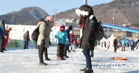 최강 한파 손 산천어 낚는 외국인 관광객