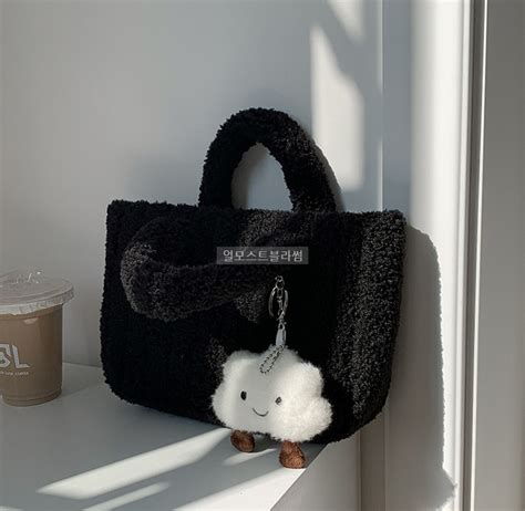 얼모스트블라썸 부클 뽀글이 페이크 양털 퍼 스퀘어 토트백 겨울 가방 블랙 베이지 브라운 아이보리