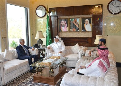 جريدة الرياض سفير المملكة لدى باكستان يستقبل وزير الدفاع الباكستاني