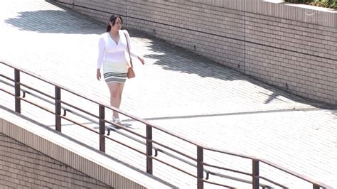 ハレンチすぎる着衣爆乳！デカ乳にも関らずピチピチのニットでパイオツをゆっさゆさ揺らして街を歩くkカップ素人みさきサン Av応募出演