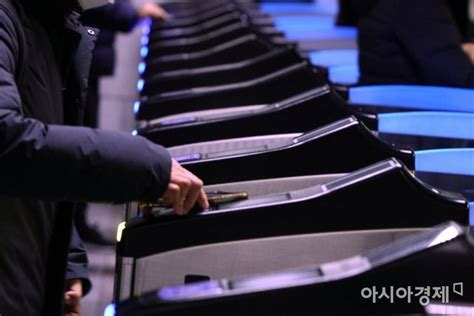 서울시민 64 지하철 노인 무임승차 연령 올려야