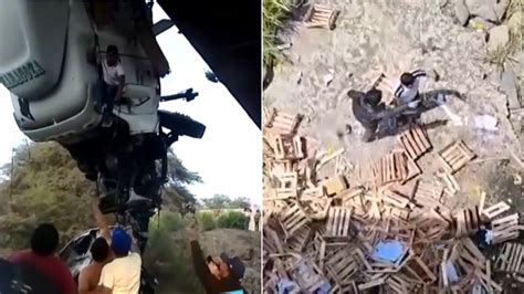 Salvan De Milagro A Chofer De Camión Que Se Volcó En Puente Ucupe En