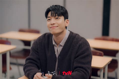 Wi Ha Joon And Jung Ryeo Won Hide In A Dark Classroom On The Midnight