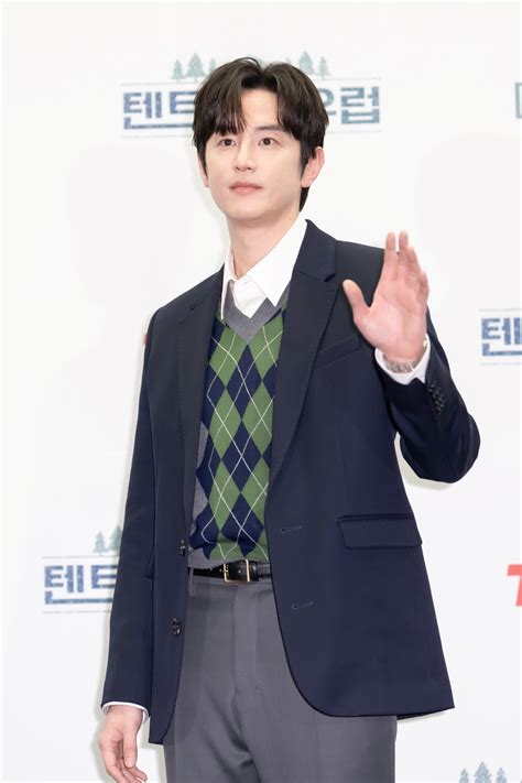 텐트 밖은 유럽 조진웅 권율 짠돌이 총무의 권력남용