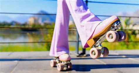 멋진 땋은 머리 흰색 티셔츠 플레어 핑크 바지를 입은 아름다운 금발 십대 소녀의 초상화는 공원에서 롤러를 타고 스케이트를 탄다 사진 Unsplash의 춤 이미지