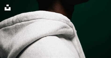 흰 후드티를 입은 여자가 먼 곳을 바라보고 있다 사진 Unsplash의 무료 초상 이미지