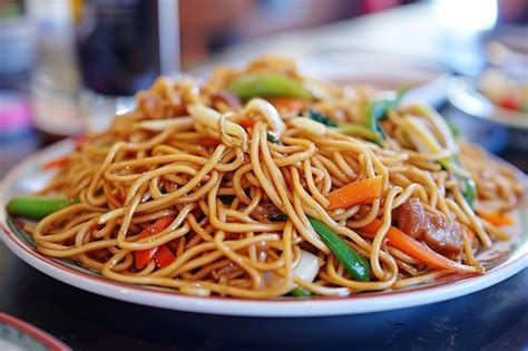 Un Plato De Lo Mein Un Plato Chino Con Fideos De Huevo A Menudo