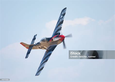 흐린 하늘에 대 한 차례와 아름 다운 조명 P51 머스탱을 D 의 보기를 닫습니다 World War Ii에 대한 스톡 사진 및 기타 이미지 Istock