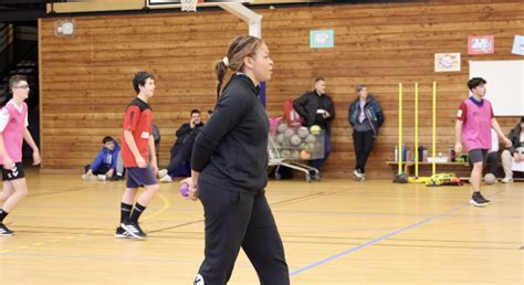 Nina Kanto sur le terrain aux côtés des jeunes handballeurs des Rives