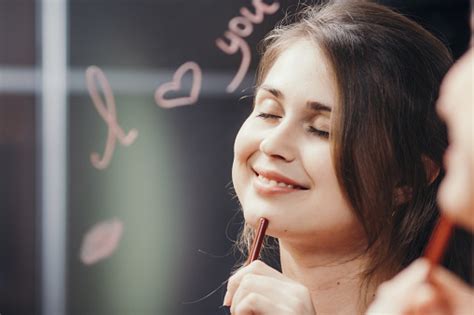 비문 나는 당신을 사랑합니다 마음과 입술 키스 로맨틱 한 관계에서 얼굴 행복한 소녀 사랑과 여성의 감정의 개념과 거울에 젊은 여자의 반영 거울에 대한 스톡 사진 및 기타