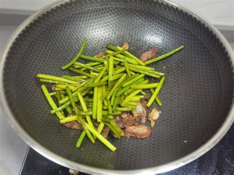 【蒜苔炒腊肉的做法步骤图，蒜苔炒腊肉怎么做好吃】不是厨子的伙夫下厨房