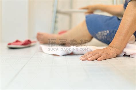 老年人浴室滑的水面脑部古老的卫生间仅成年人急救员图片素材下载 稿定素材