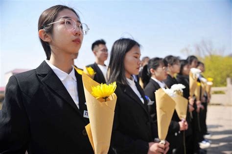 清明节青岛社会各界祭奠黄岛油库灭火英烈 搜狐大视野 搜狐新闻