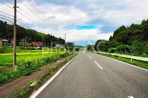 田舎の片側一車線の直線道路 No 25653830｜写真素材なら「写真ac」無料（フリー）ダウンロードok