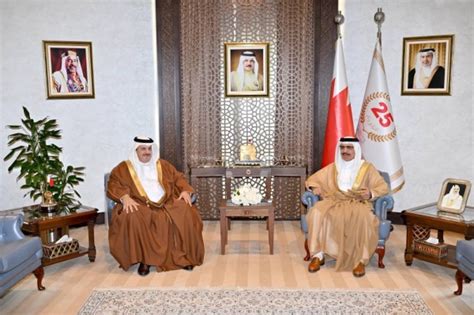 صحيفة الوطن البحرينية معالي وزير الداخلية يستقبل راشد بونجمة ويهنأه