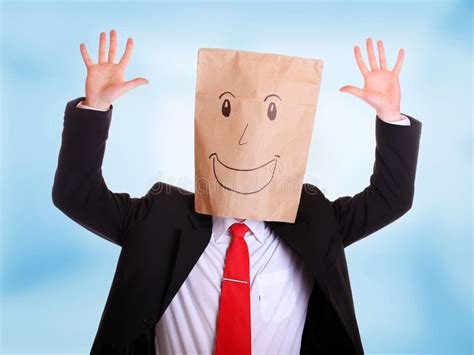 El Hombre De Negocios Feliz Con Una Bolsa De Papel Con Sonrisa En La