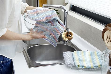 Чем убрать запах с кухонных полотенцев: способы стирки и сушки
