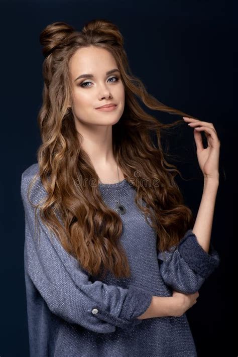 Una Chica Joven Linda En Un Vestido Hecho Punto Azul En Un Fondo Azul