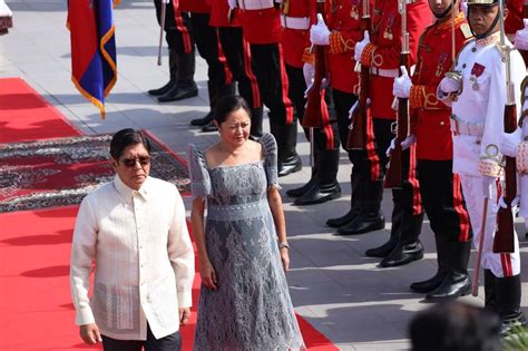 ប្រធានាធិបតីហ្វីលីពីន និងភរិយា អញ្ជើញដាក់កម្រងផ្កាគោរពវិញ្ញាណក្ខន្ធនៅវិមានឯករាជ្យ ភ្នំពេញ