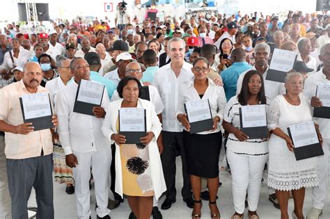 Presidente Abinader Entrega 365 Títulos De Propiedad De 986 En Palenque