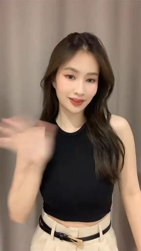 How To ใส่เสื้อครอปยังไงให้อกสวย🌼 วิดีโอที่เผยแพร่โดย Cwp Lemon8