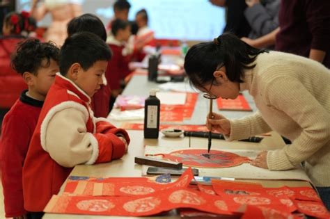 镇海区骆驼街道：笔墨迎新年，春联送福至