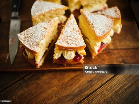 빅토리아 스폰지 케이크 전체를 닫아 어두운 나무 도마에 대해 거친 부분으로 슬라이스 0명에 대한 스톡 사진 및 기타 이미지 0명 달콤한 음식 바로 먹을 수 있는