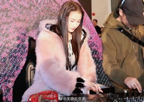 Pin By 𝘏𝘰𝘯𝘦𝘺𝘮𝘰𝘰𝘯☪︎ On Guan Xiao Tong🐯 Fur Coat Coat Fashion