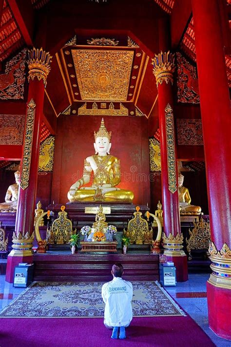 Estatua De Buddha En Wat Rajamontean Templo Budista Chiang Mai Thailand