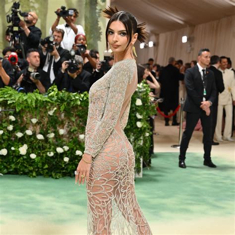 Lily Collins Luce Un Hermoso Vestido Blanco Y Negro Vera Wang En La MET