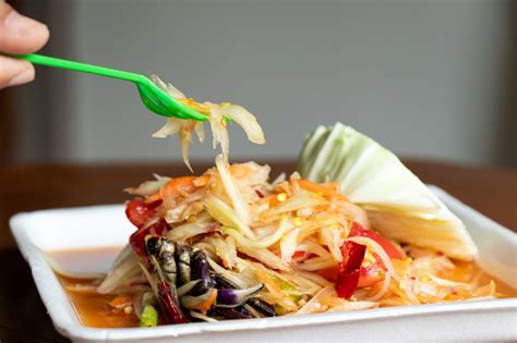 파파야 샐러드와 여성 손 잡고 포크 태국 음식 이름 솜 텀 흰색 거품 접시에 Health에 대한 스톡 사진 및 기타 이미지 Health 거리 건강하지 못한 생활방식